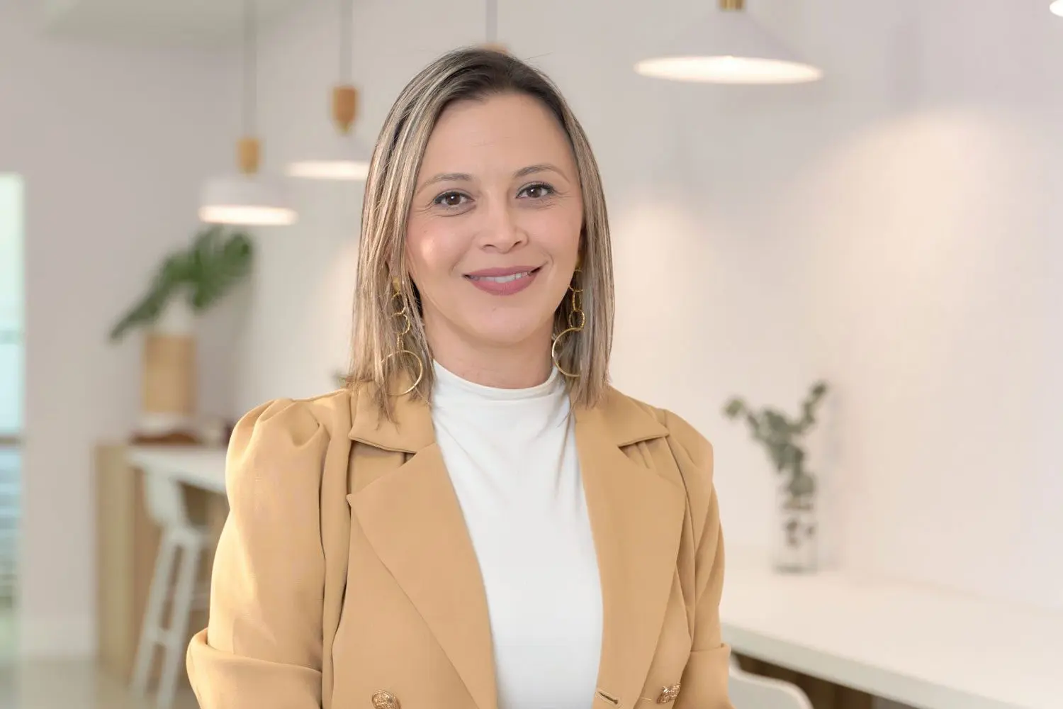 Un 'cafecito con Cata' para hablar de inmigración - Latinas RealEs